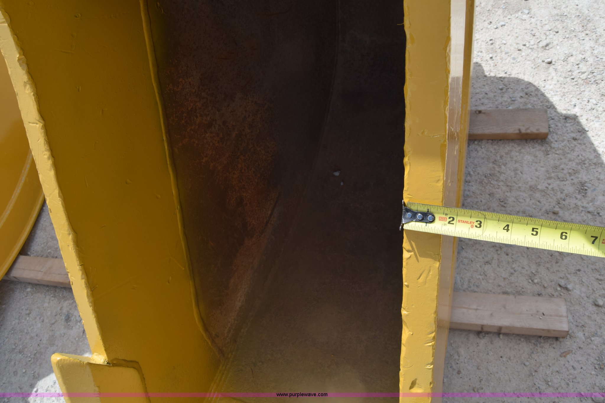 Entek excavator bucket in Lyons, KS | Item K6600 sold | Purple Wave