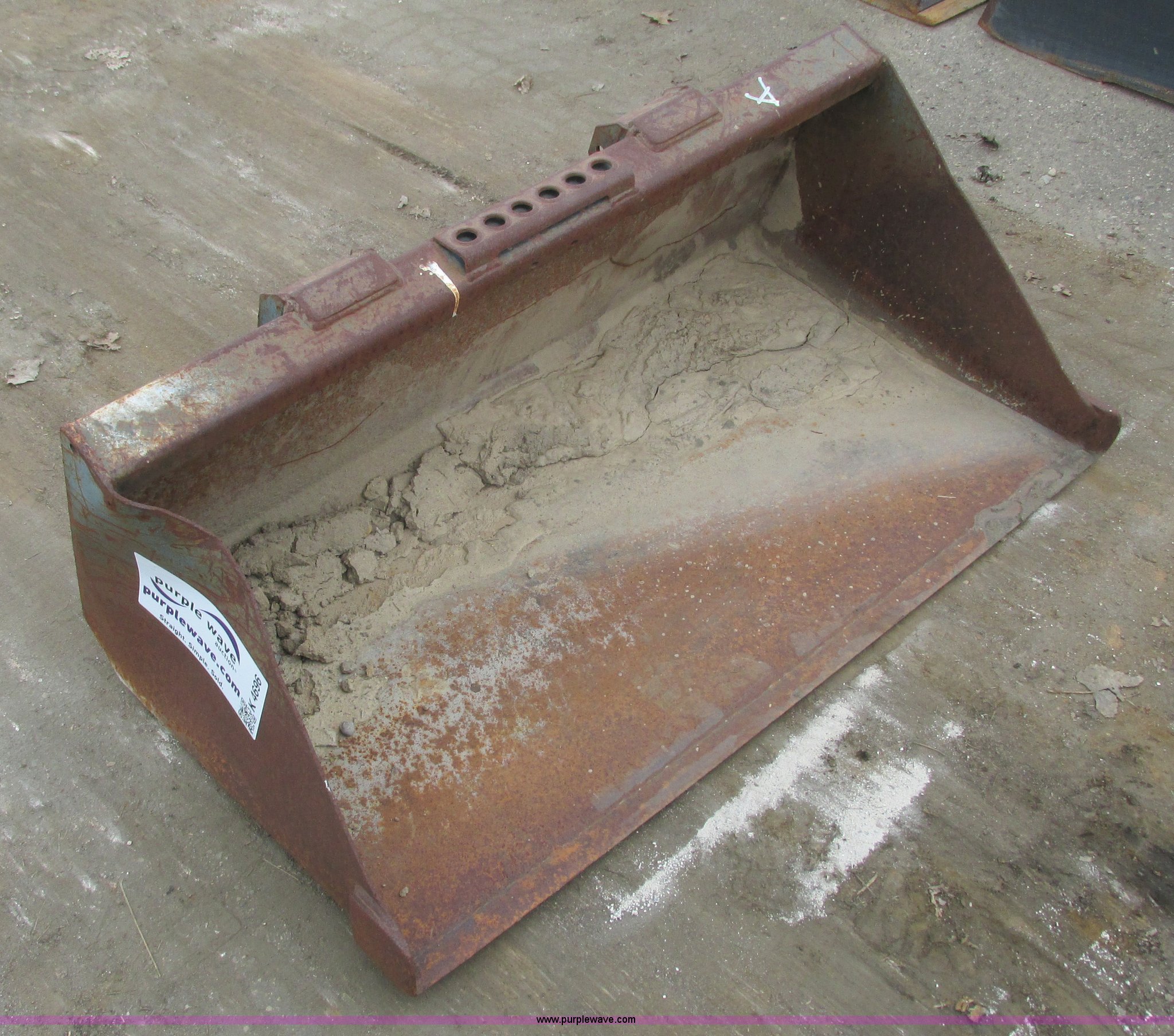 Tractor loader bucket in Burnsville, MN | Item K4696 sold | Purple Wave