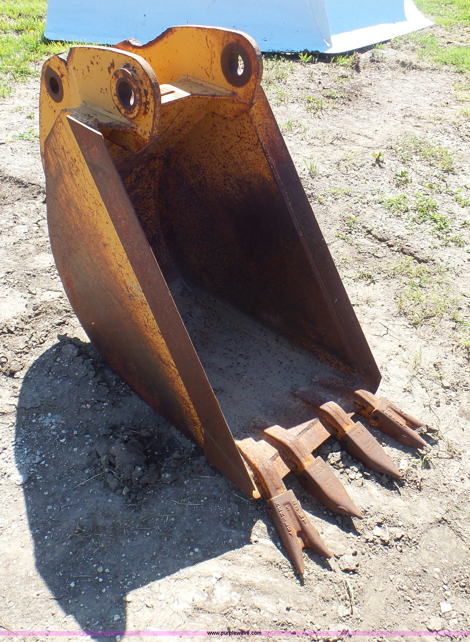 Backhoe bucket in Hays, KS | Item CD9965 sold | Purple Wave