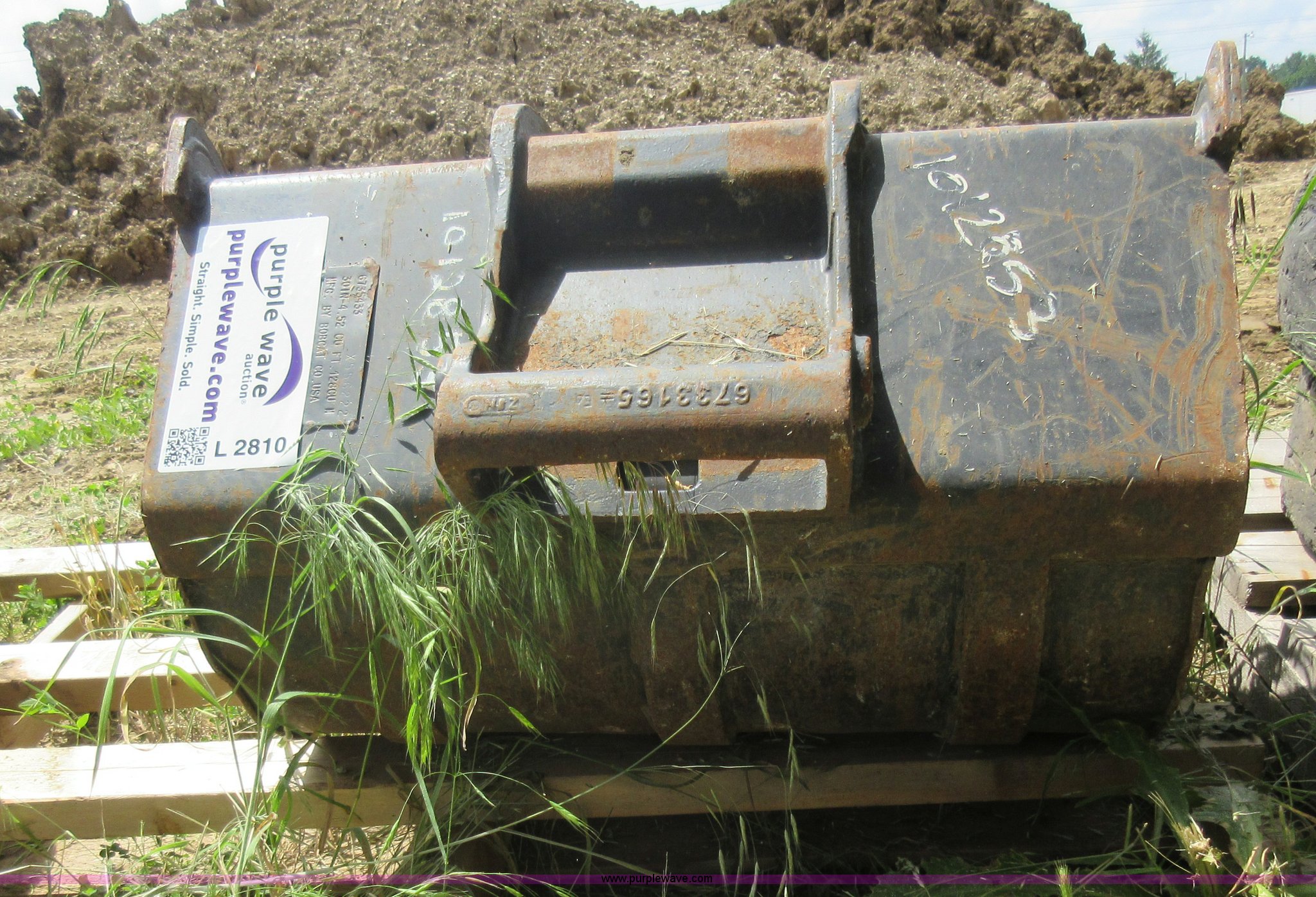 Excavator bucket in Blue Springs, MO | Item L2810 sold | Purple Wave