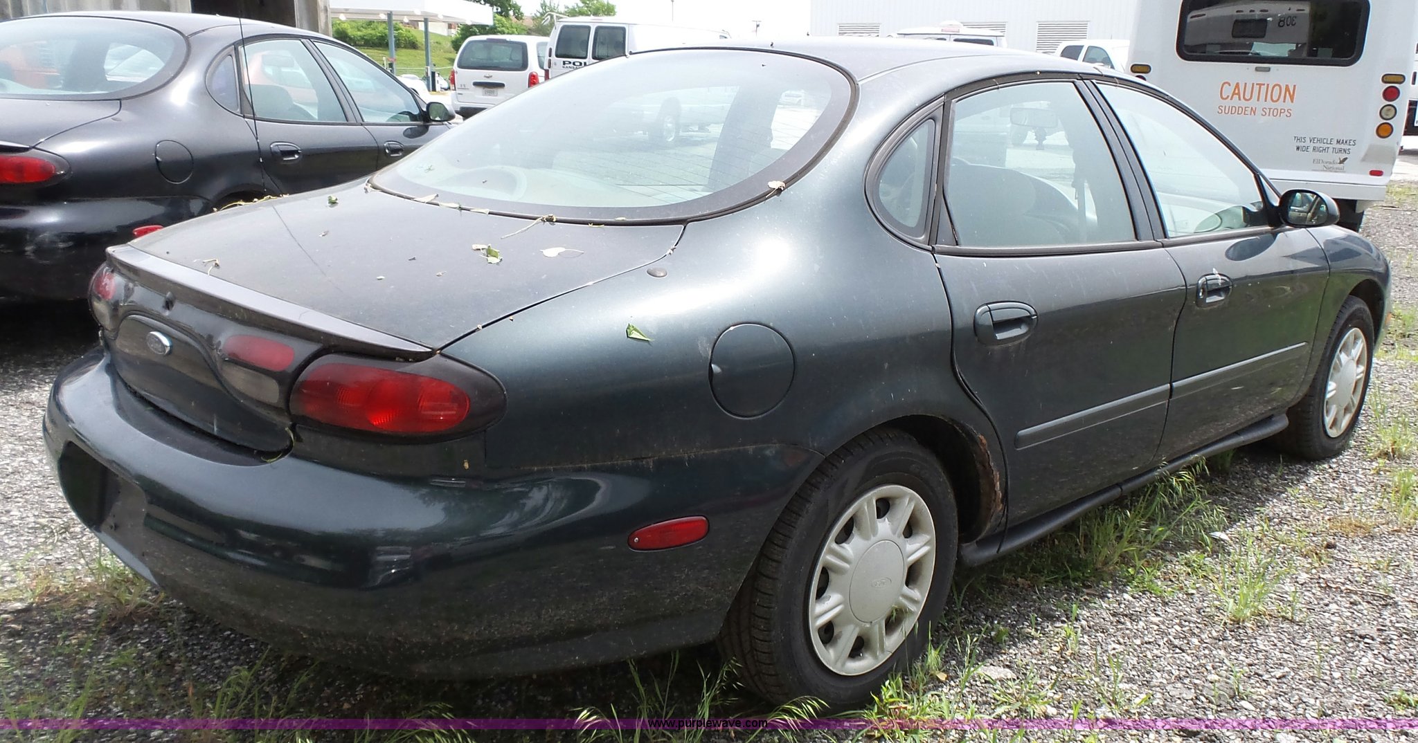 1998 Ford Taurus in Kansas City, KS | Item J4944 sold | Purple Wave