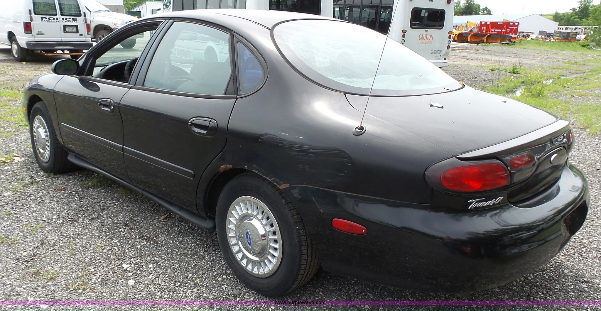 1999 Ford Taurus in Kansas City, KS | Item J4945 sold | Purple Wave