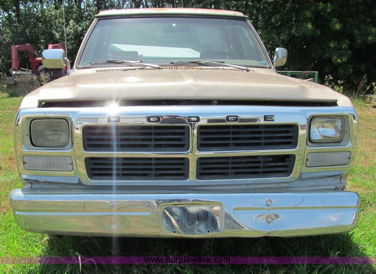 1992 Dodge D150 pickup truck in Nevada, MO | Item J2666 sold | Purple Wave