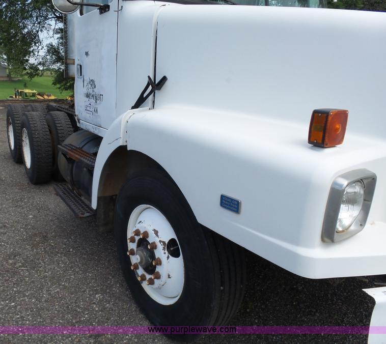 1990 Volvo WG semi truck in Kingman, KS | Item K3247 sold | Purple Wave