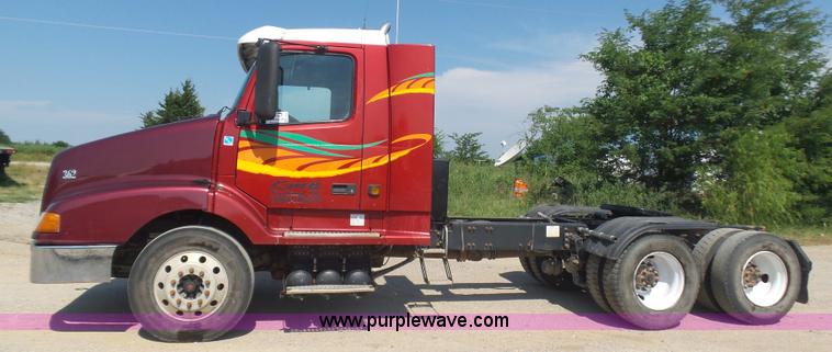 2002 Volvo VNL semi truck in Atoka, OK | Item L5914 sold | Purple Wave