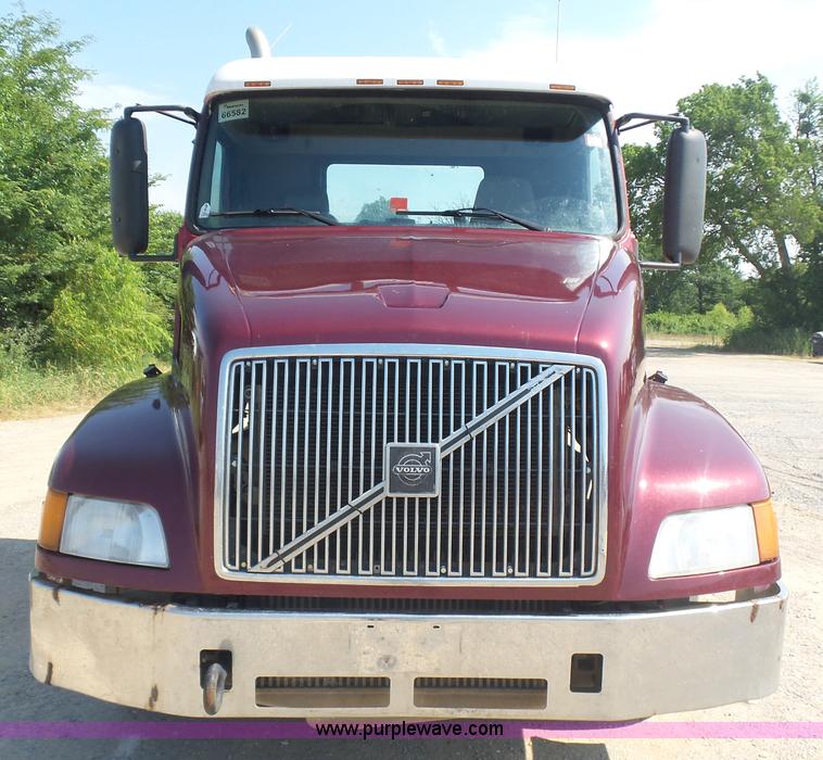 2002 Volvo VNL semi truck in Atoka, OK | Item L5914 sold | Purple Wave