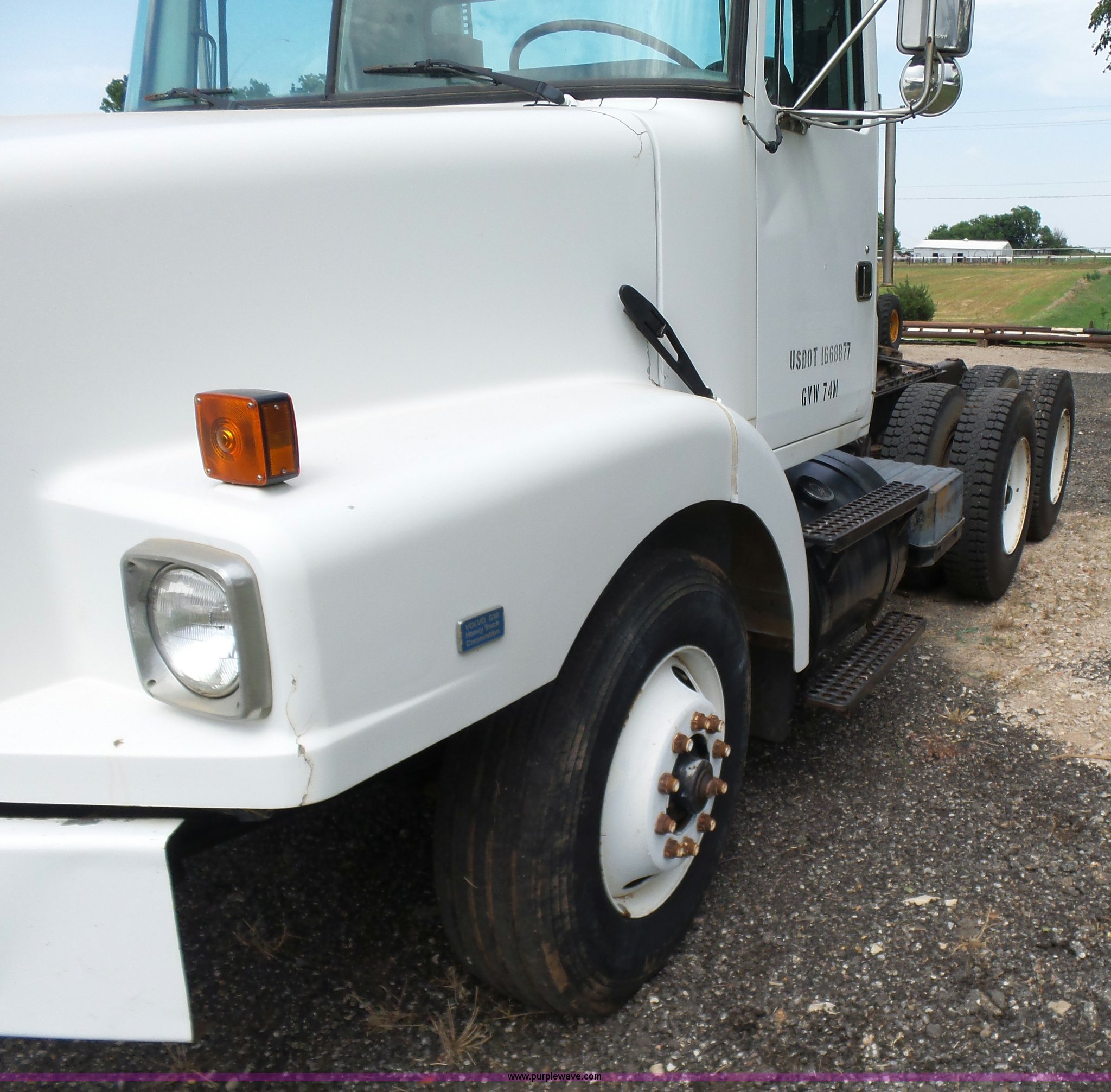 1990 Volvo WG semi truck in Kingman, KS | Item K3247 sold | Purple Wave
