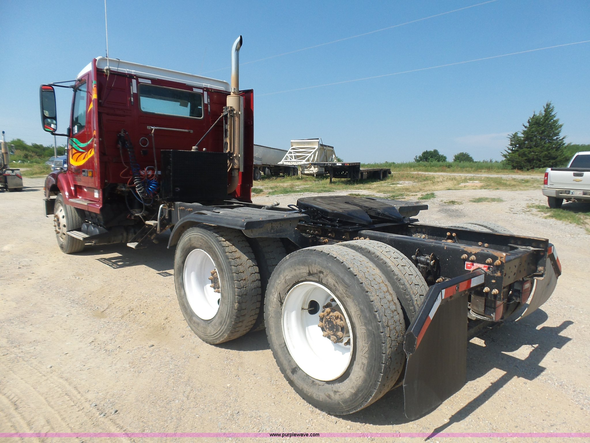 2002 Volvo VNL semi truck in Atoka, OK | Item L5914 sold | Purple Wave