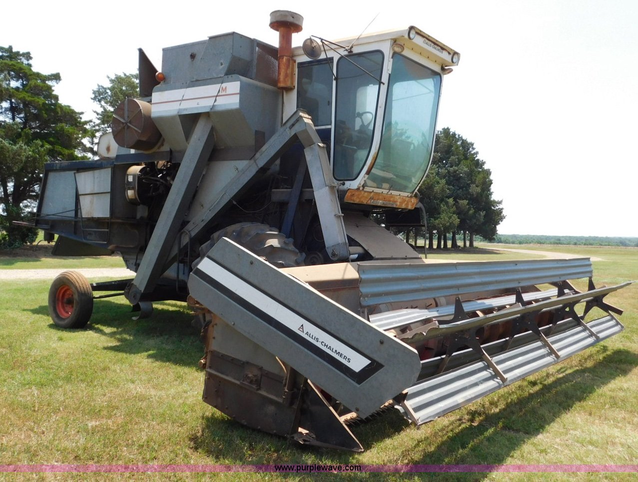 Gleaner M combine in Perkins, OK | Item L5889 sold | Purple Wave