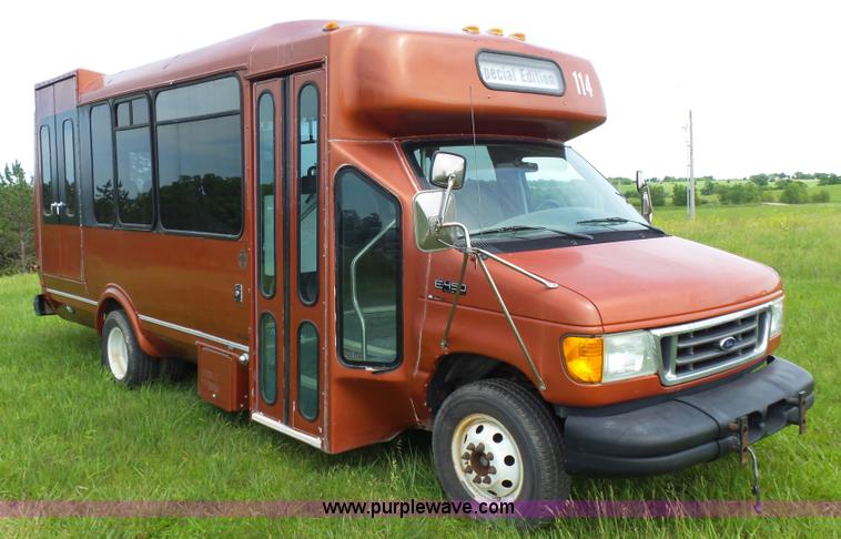 2004 Ford E450 bus in Lebo, KS | Item BR9330 sold | Purple Wave
