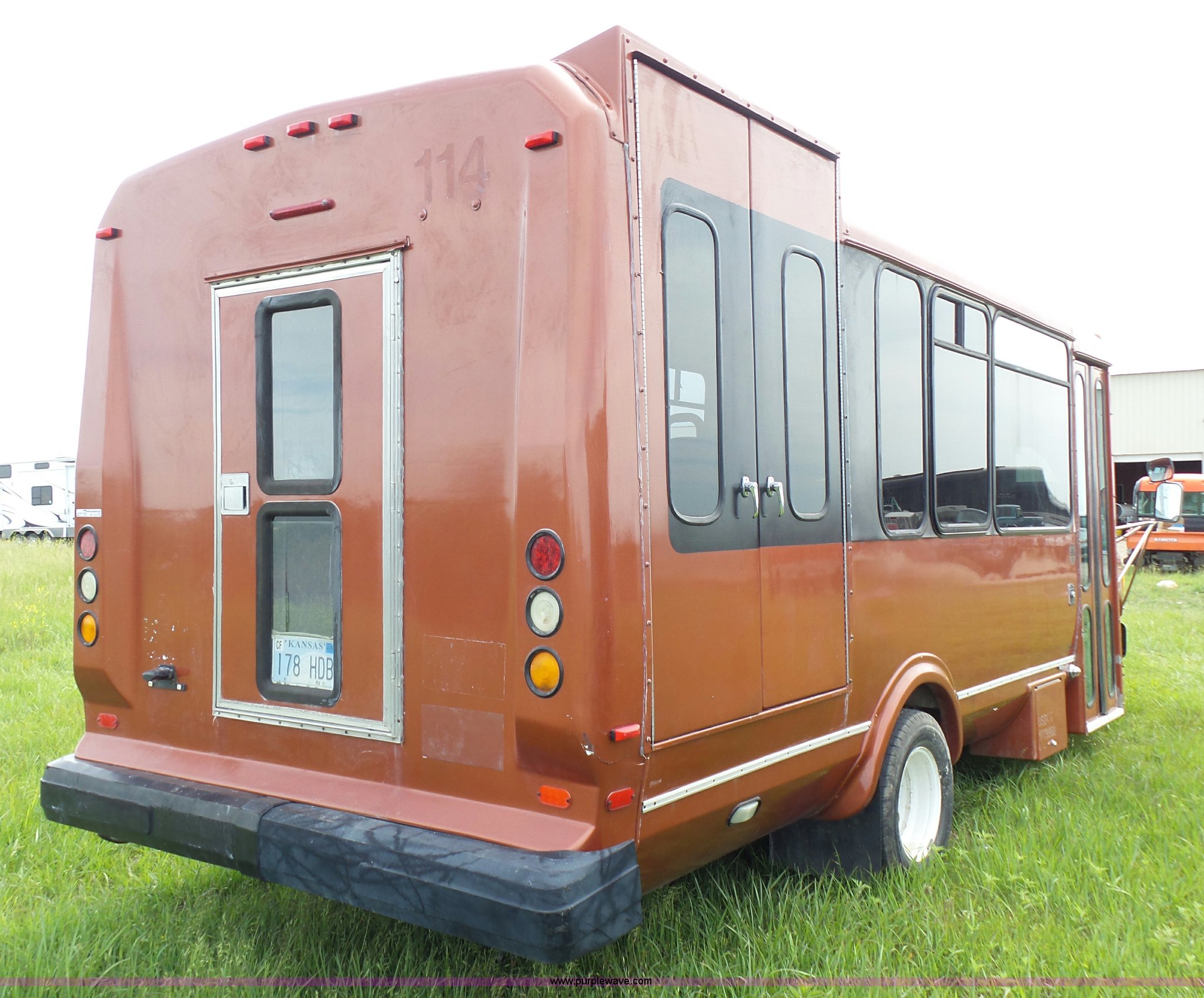 2004 Ford E450 bus in Lebo, KS | Item BR9330 sold | Purple Wave