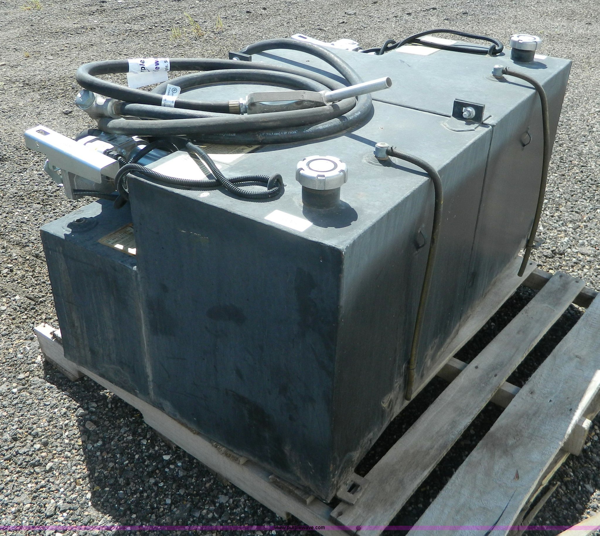 Transfer flow dual fuel tank in Harlan, KS | Item J8843 sold | Purple Wave