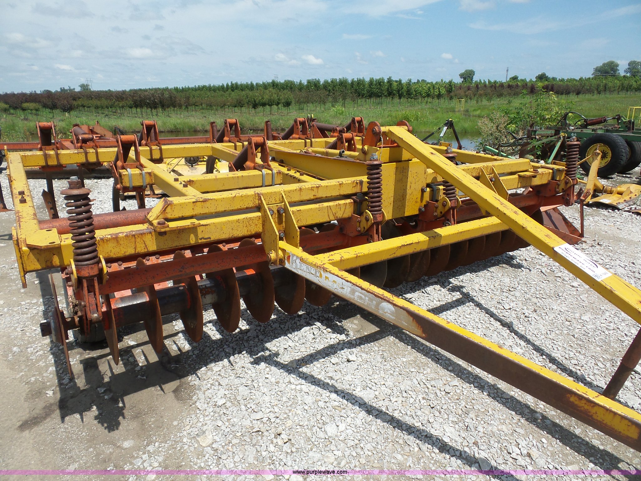 Chisel plow in Independence, MO | Item K1643 sold | Purple Wave