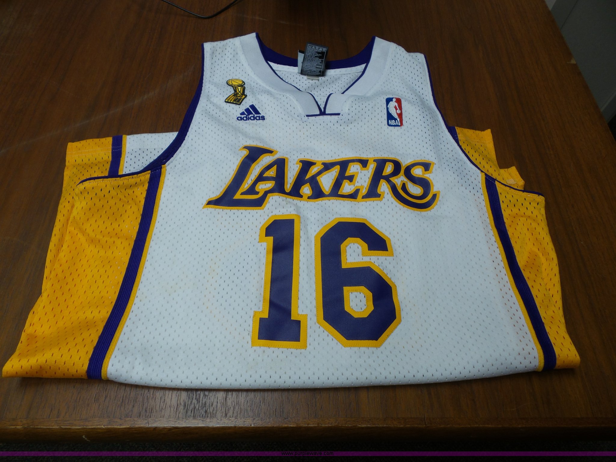 Size XL sports apparel in Topeka, KS | Item BG9315 sold | Purple Wave