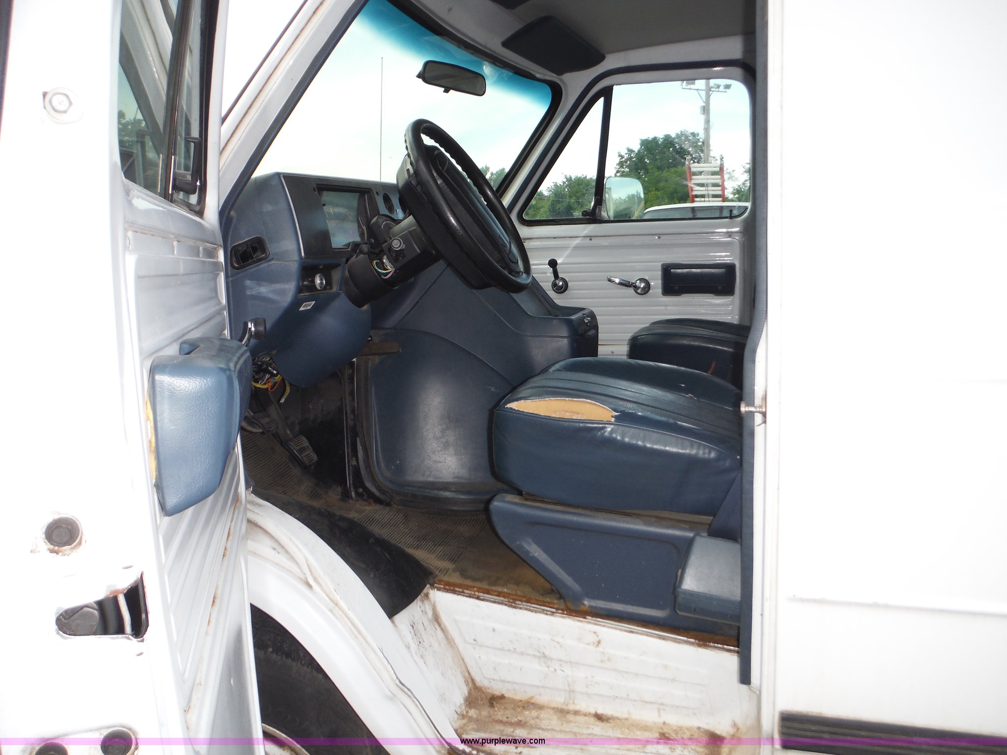 1995 Chevrolet G30 van in Topeka, KS | Item F1657 sold | Purple Wave