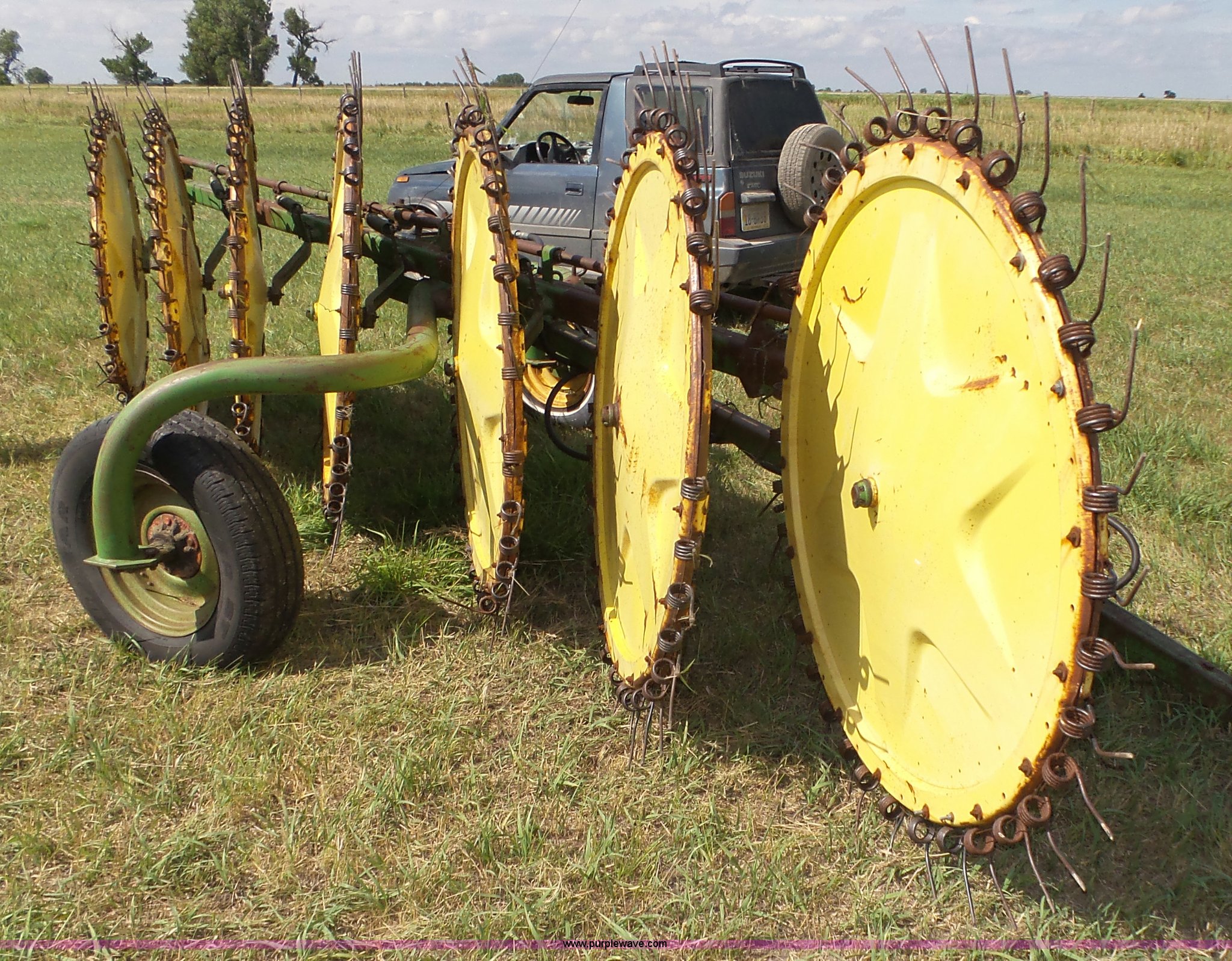 John Deere 567 hay rake in Overton, NE | Item K8465 sold | Purple Wave
