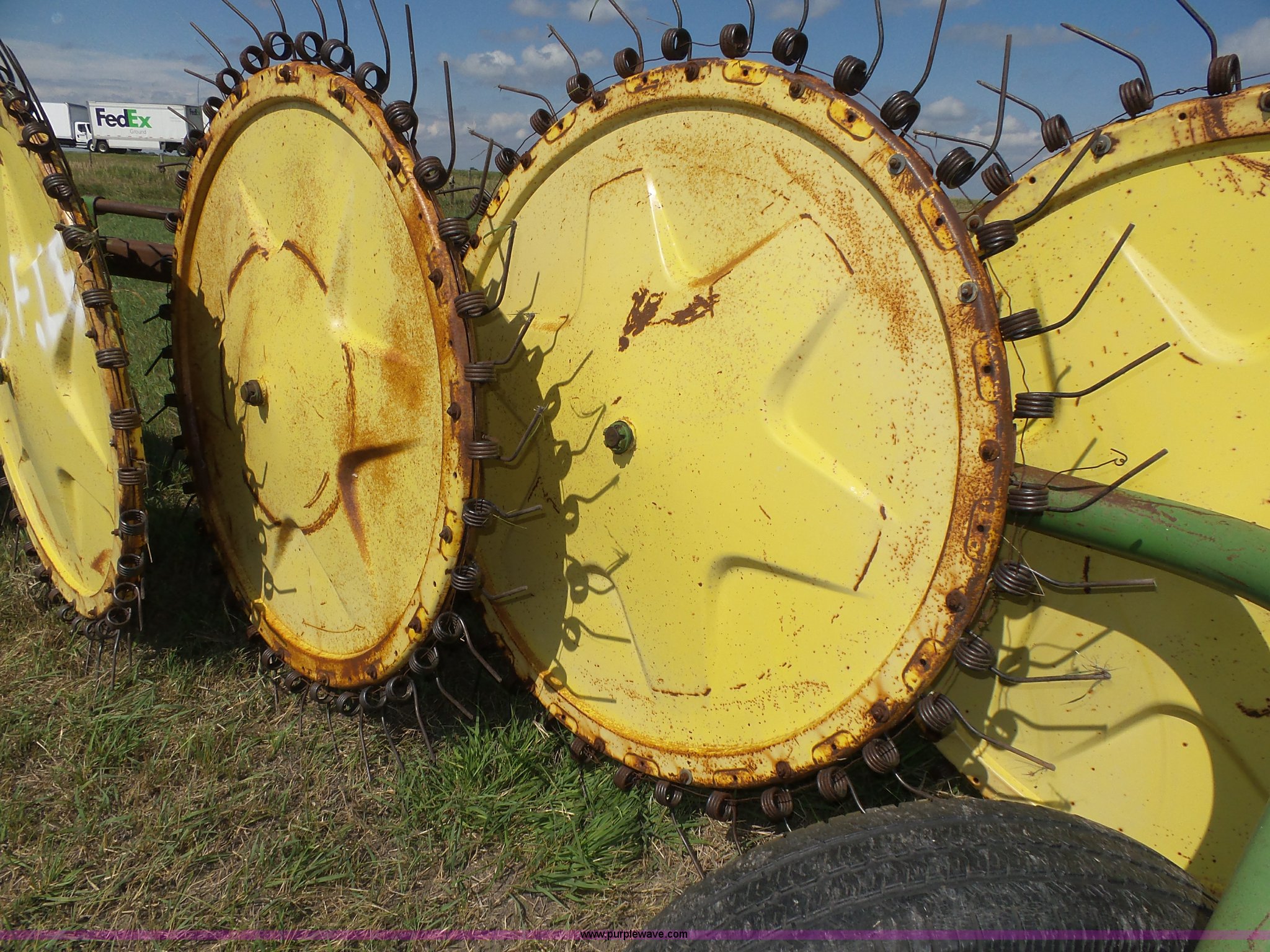 John Deere 567 hay rake in Overton, NE | Item K8465 sold | Purple Wave