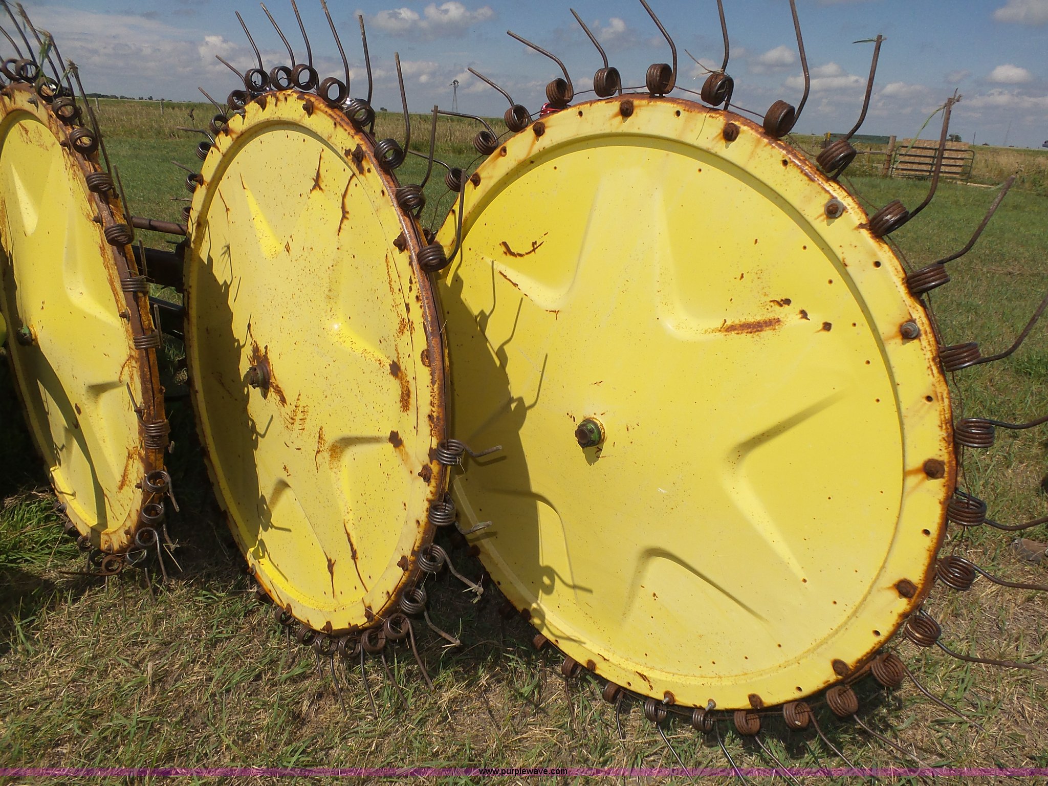 John Deere 567 hay rake in Overton, NE | Item K8465 sold | Purple Wave
