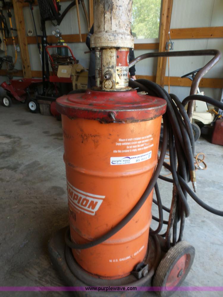 Graco pneumatic grease gun in Smithville, MO | Item BS9513 sold ...