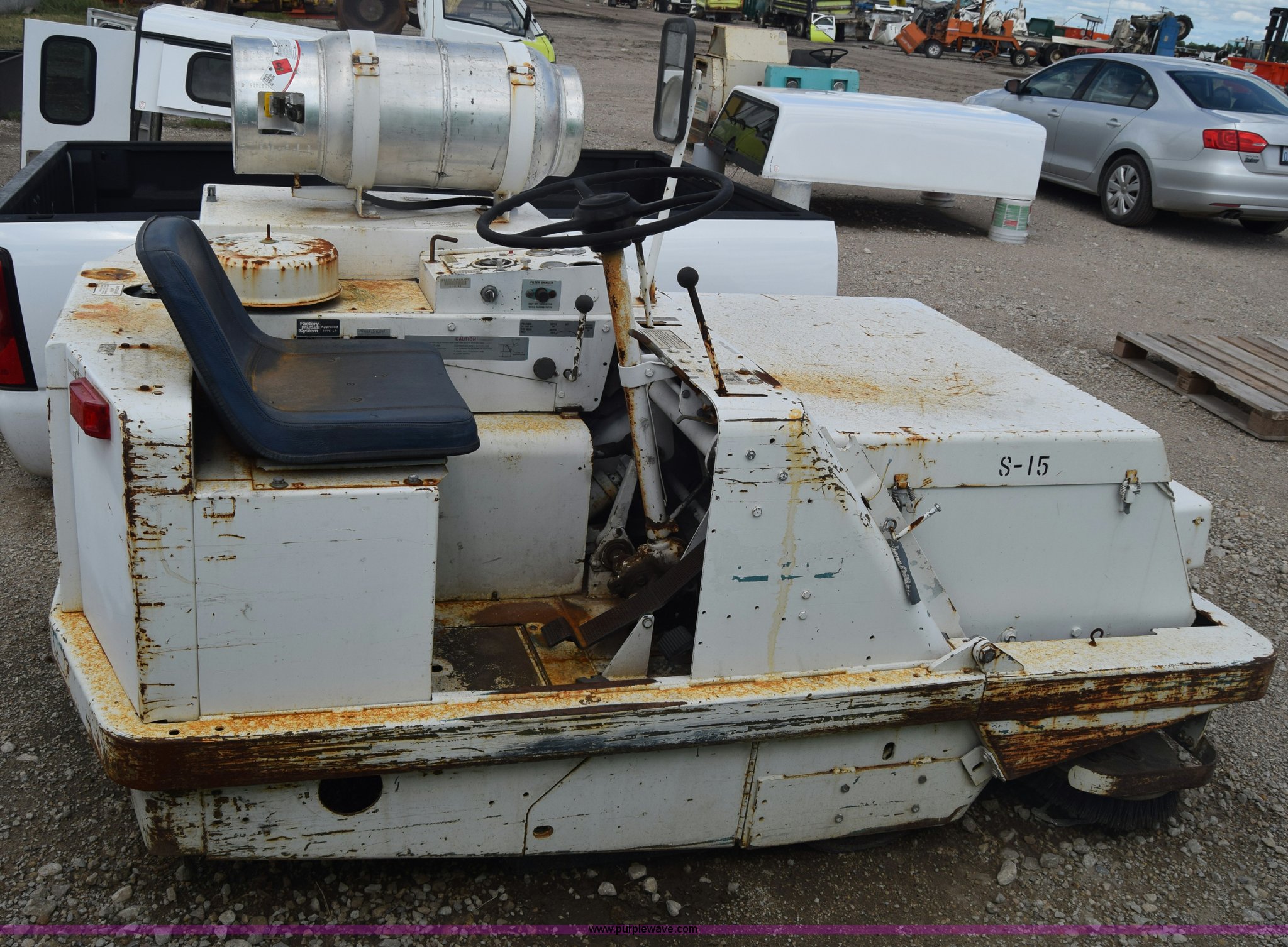Tennant 265 sweeper in Wichita, KS | Item CA9887 sold | Purple Wave