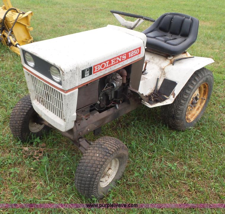 Bolens 1250 lawn tractor in Leeton, MO | Item BK9622 sold | Purple Wave