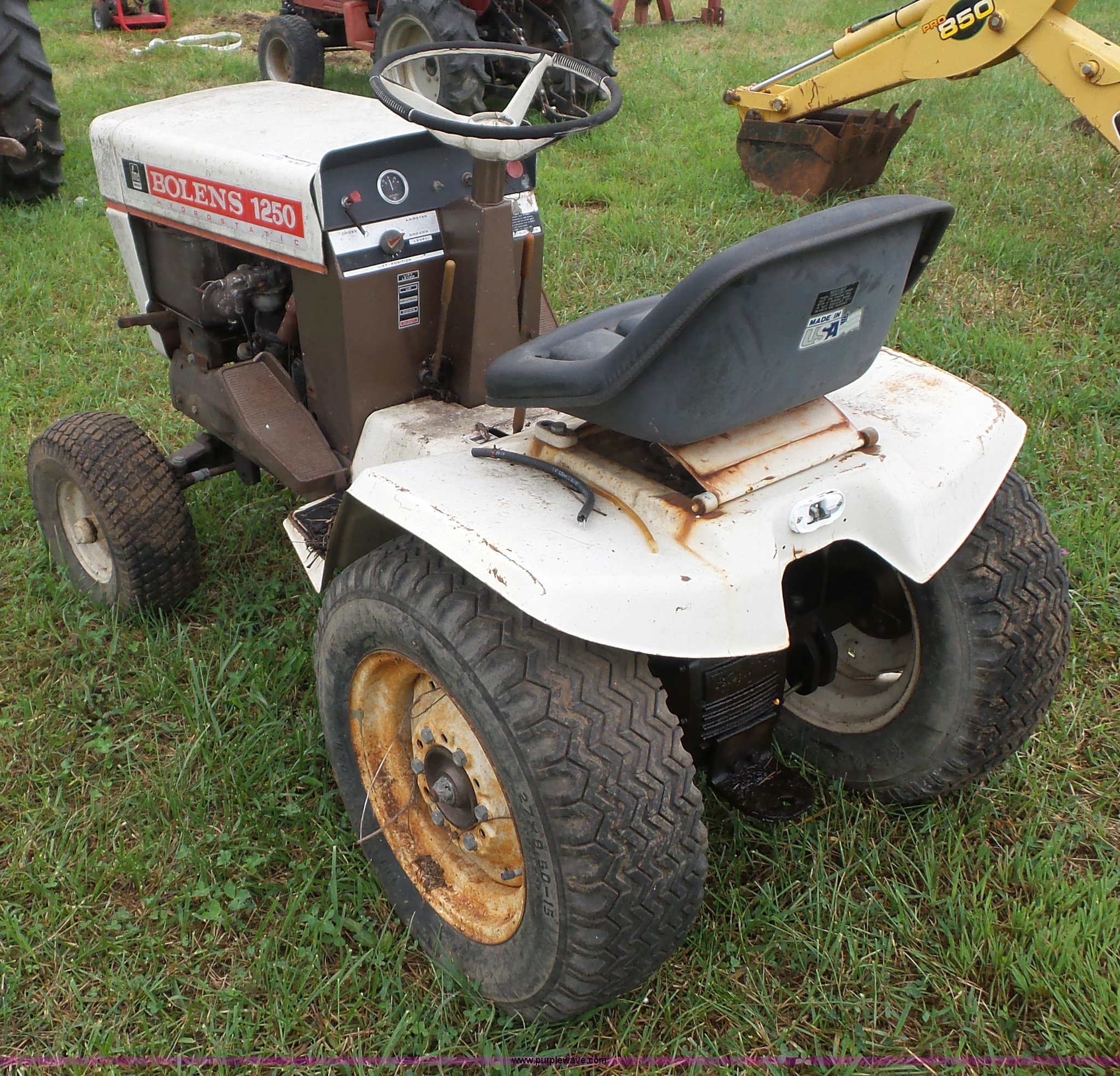 Bolens 1250 lawn tractor in Leeton, MO | Item BK9622 sold | Purple Wave