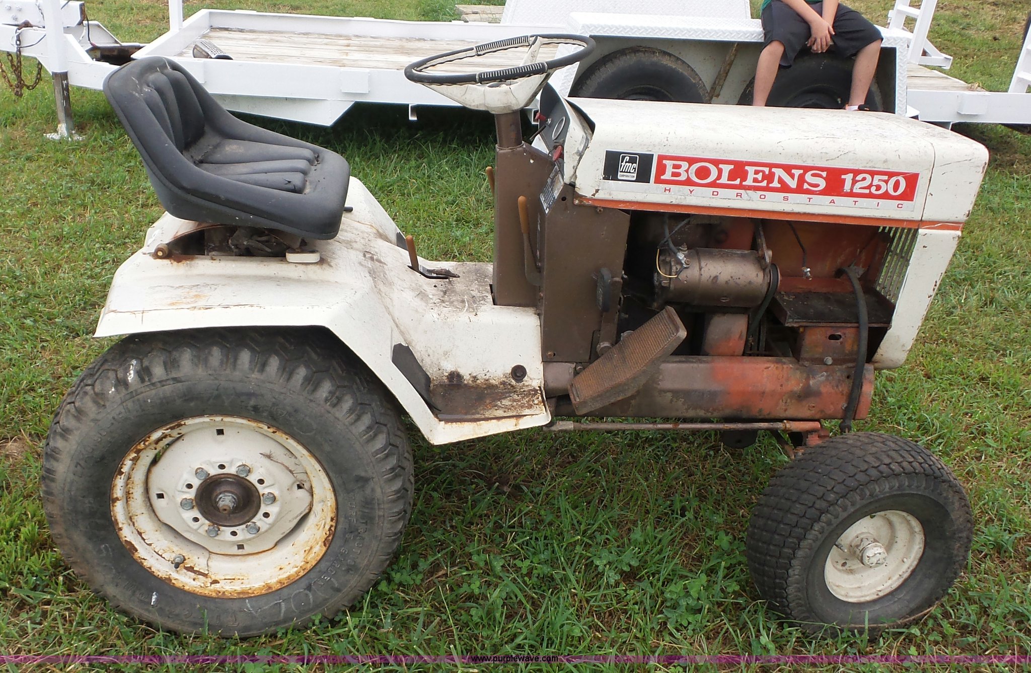 Bolens 1250 lawn tractor in Leeton, MO | Item BK9622 sold | Purple Wave