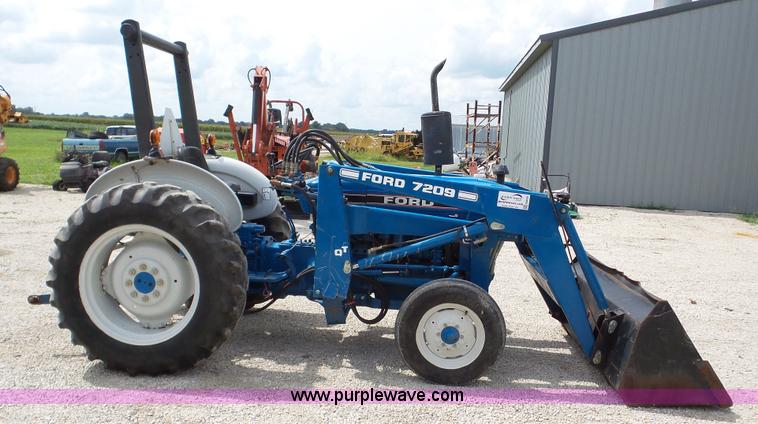 Ford 2810 tractor in Clinton, IL | Item DA8804 sold | Purple Wave