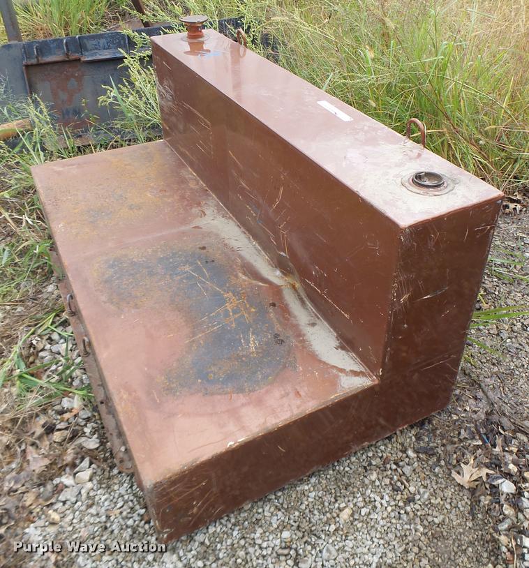 L-shaped fuel tank in Hale, MO | Item CC9365 sold | Purple Wave