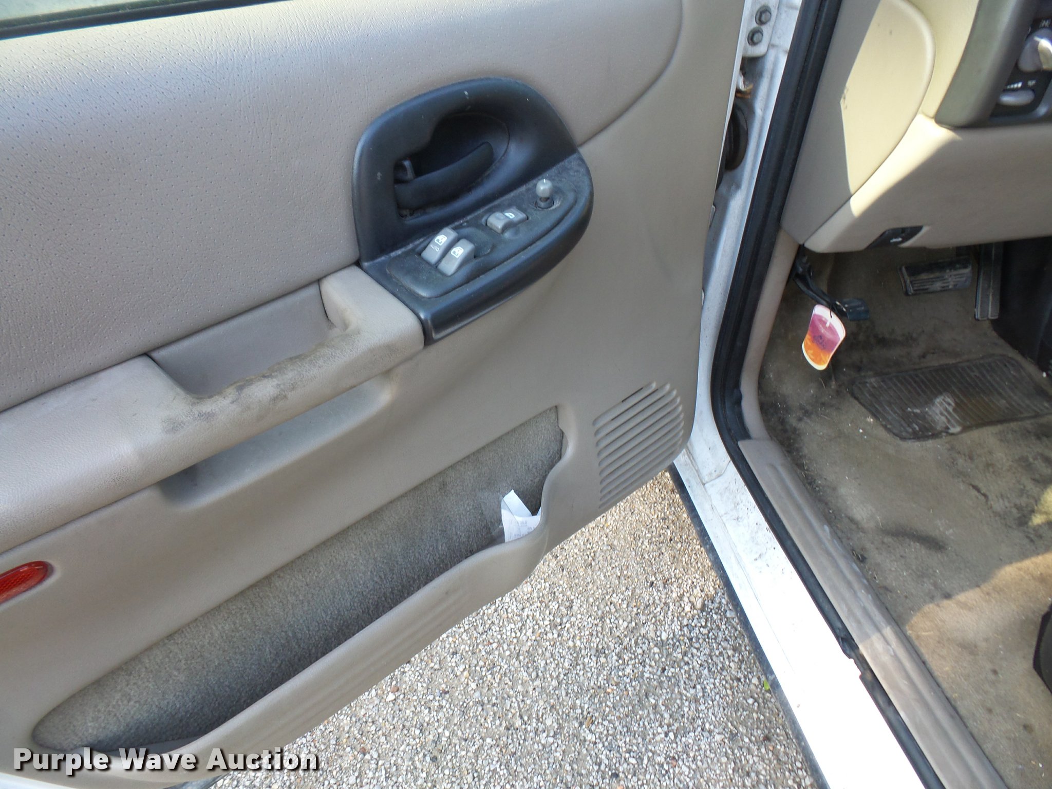 2002 Pontiac Montana van in Mound City, MO | Item DA3953 sold | Purple Wave