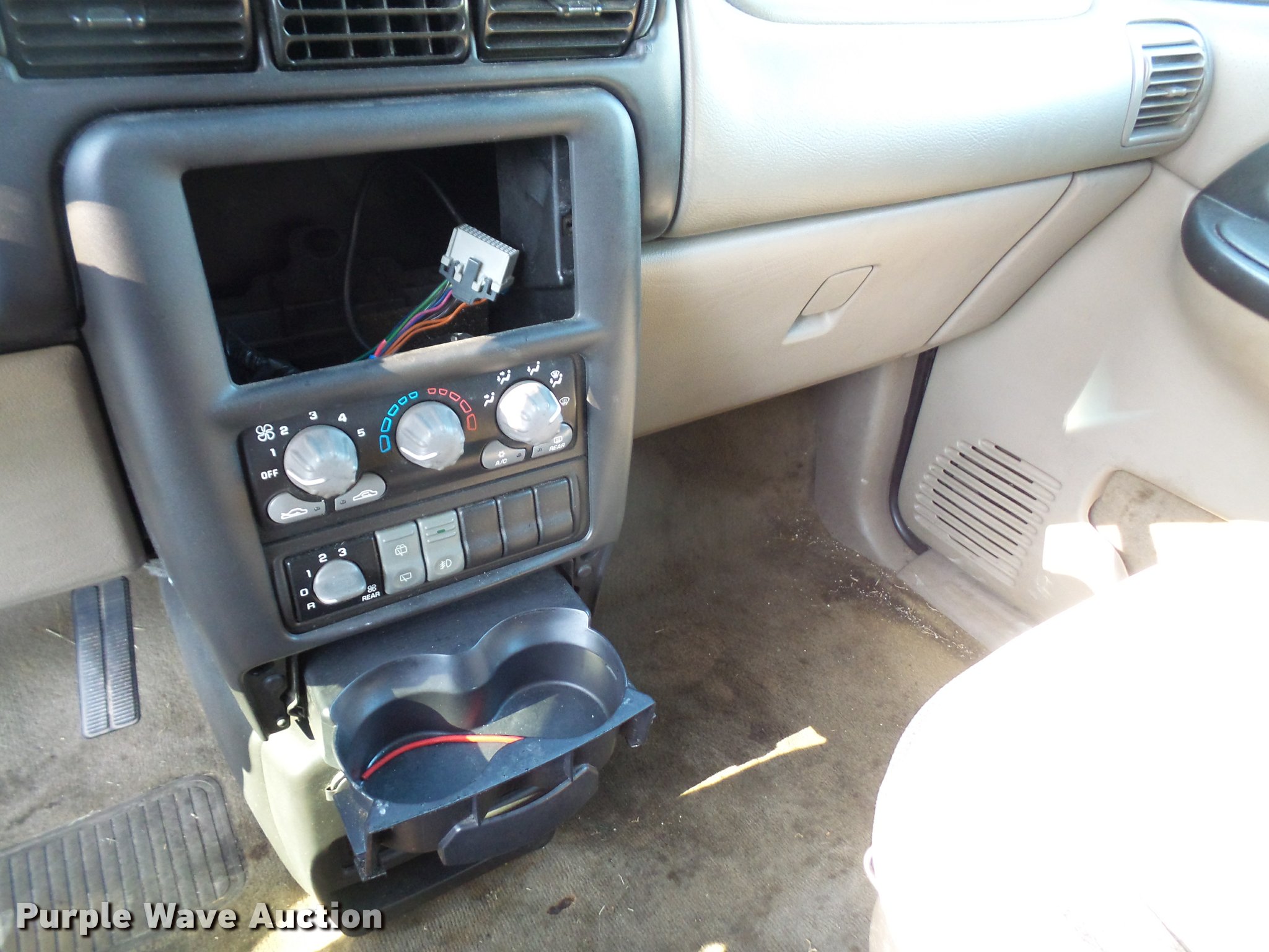 2002 Pontiac Montana van in Mound City, MO | Item DA3953 sold | Purple Wave