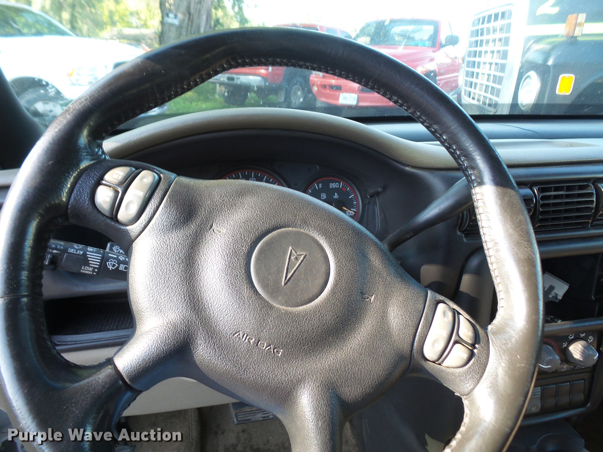 2002 Pontiac Montana van in Mound City, MO | Item DA3953 sold | Purple Wave