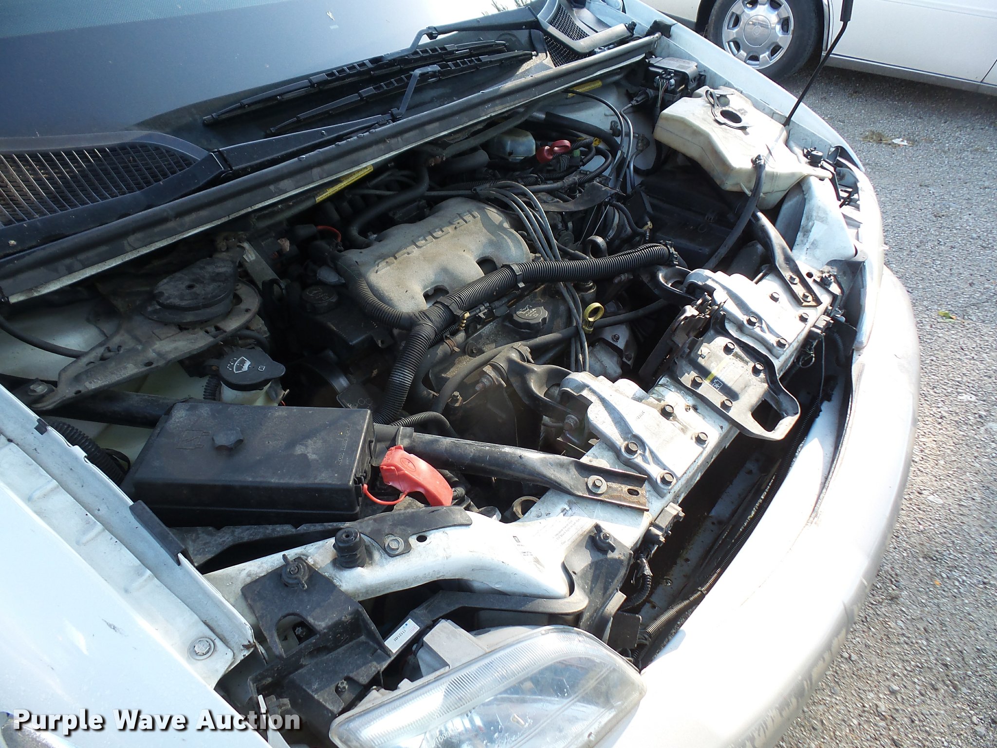 2002 Pontiac Montana van in Mound City, MO | Item DA3953 sold | Purple Wave