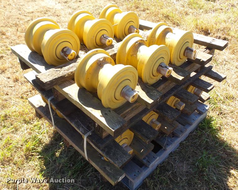 Caterpillar dozer rollers in Holton, KS | Item BV9914 sold | Purple Wave