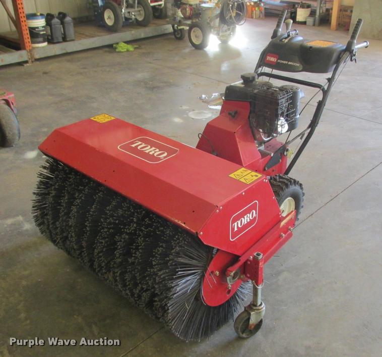 2014 Toro 38700 broom in Hugo, MN | Item K4235 sold | Purple Wave