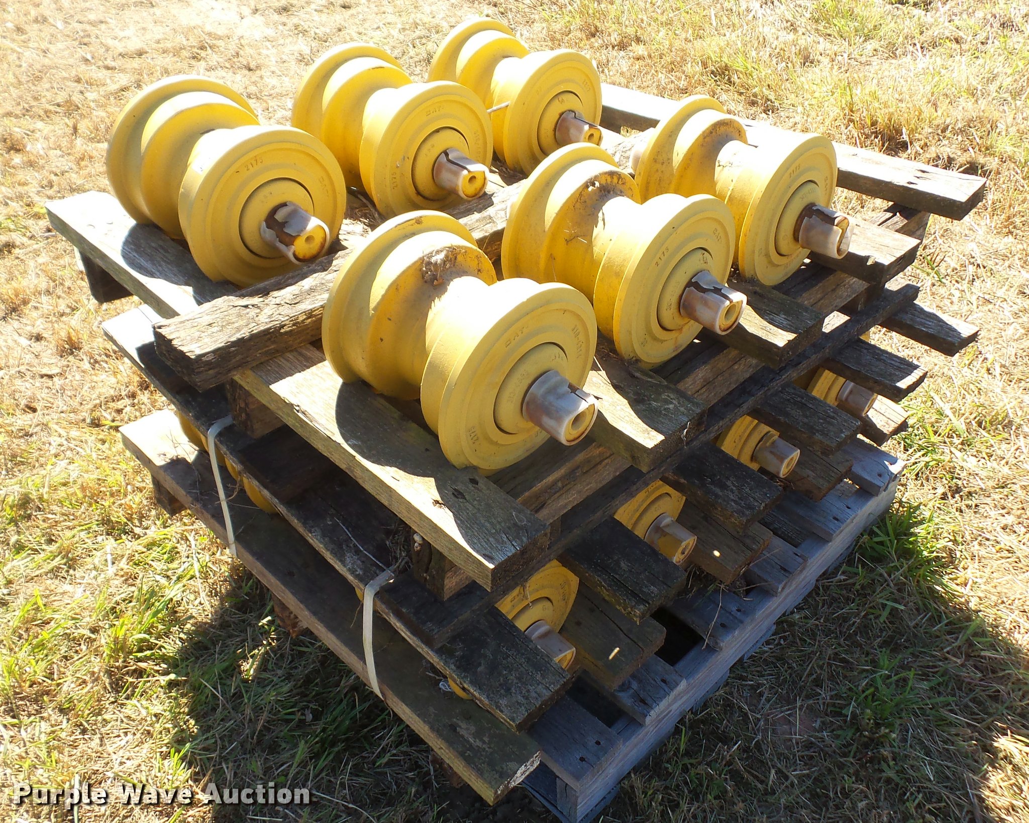 Caterpillar dozer rollers in Holton, KS | Item BV9914 sold | Purple Wave