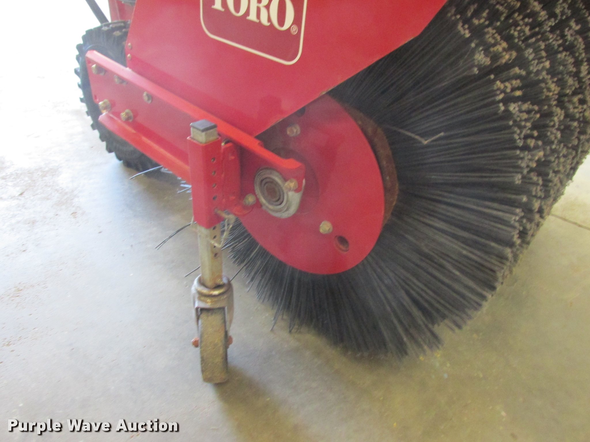 2014 Toro 38700 broom in Hugo, MN | Item K4235 sold | Purple Wave