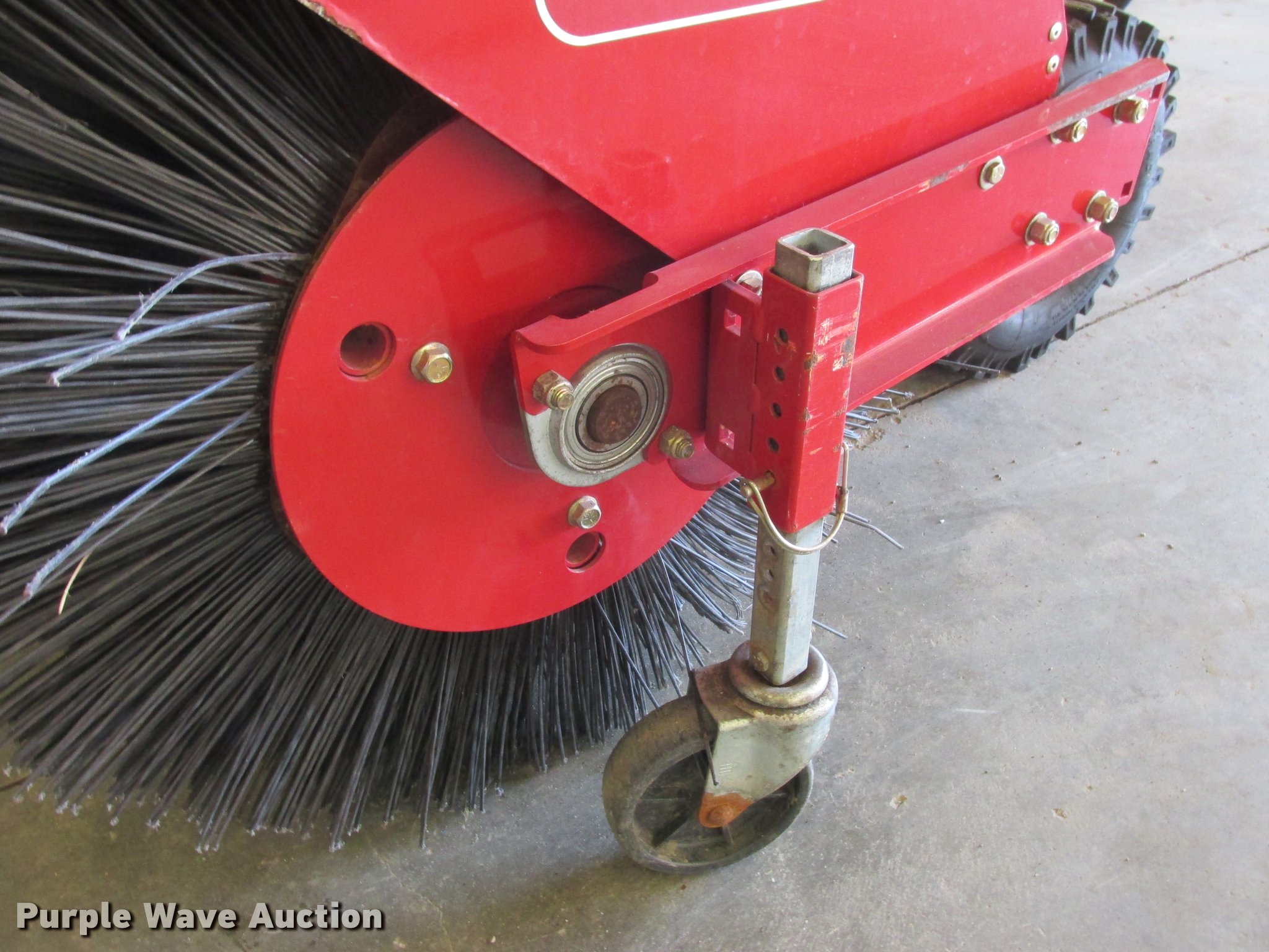 2014 Toro 38700 broom in Hugo, MN | Item K4235 sold | Purple Wave