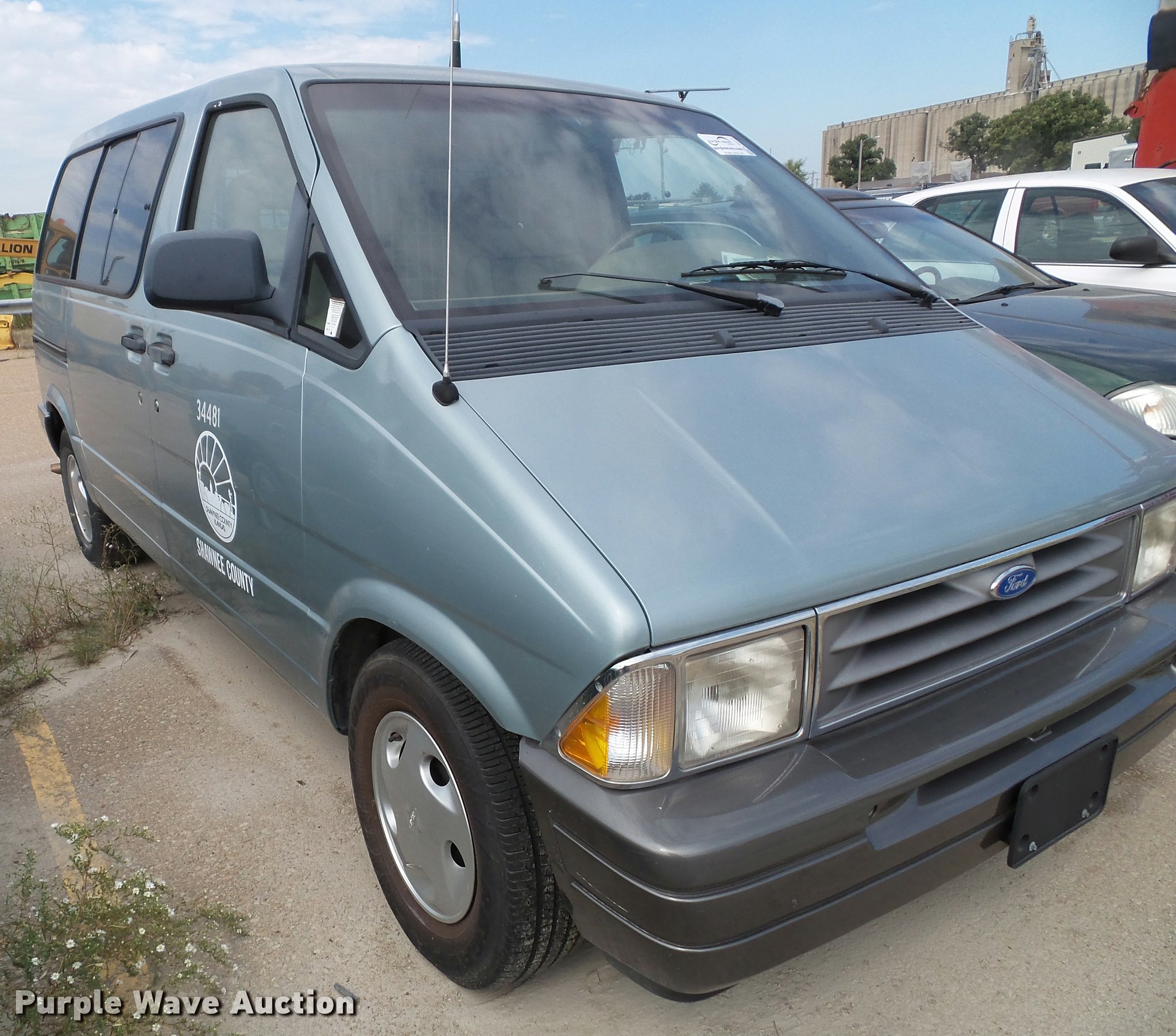 1996 Ford Aerostar XLT van in Topeka, KS | Item K8211 sold | Purple Wave