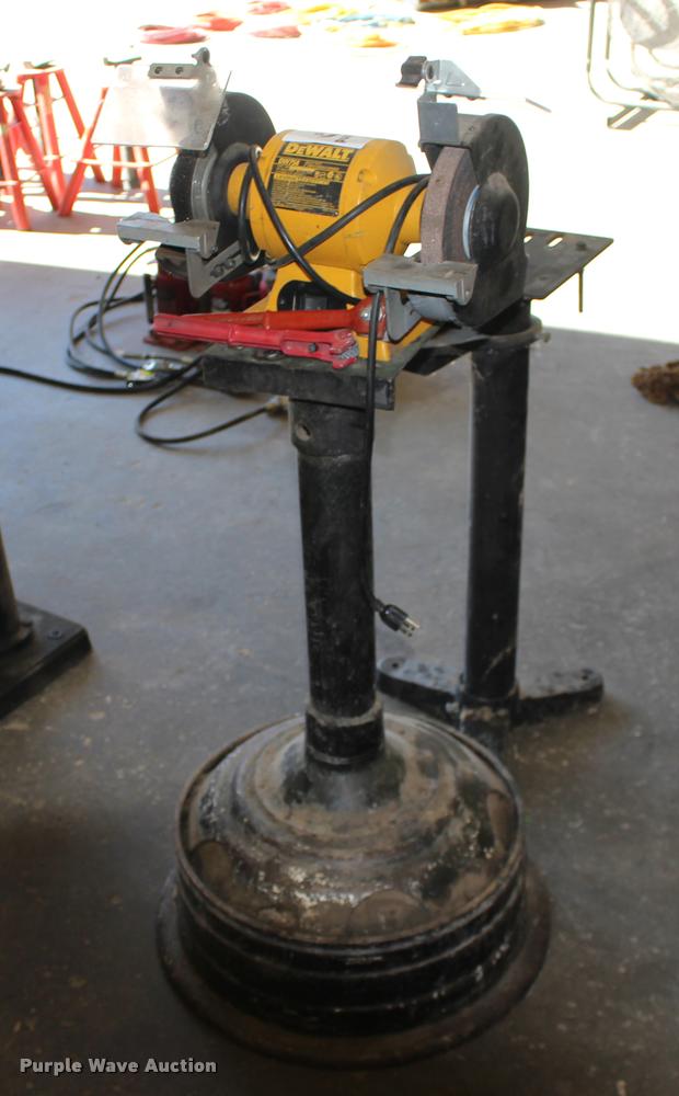 DeWalt DW758 bench grinder in Pratt, KS | Item DA4468 sold | Purple Wave