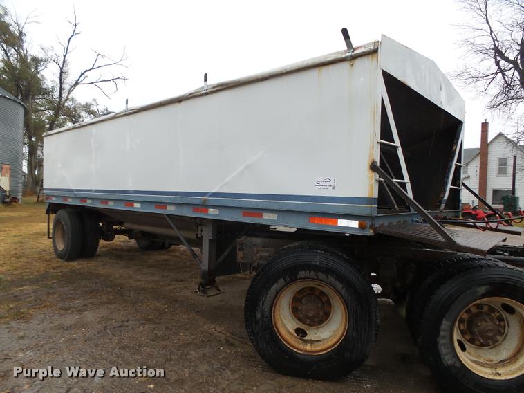 1992 Neville single hopper pup grain trailer in Beaver City, NE | Item ...