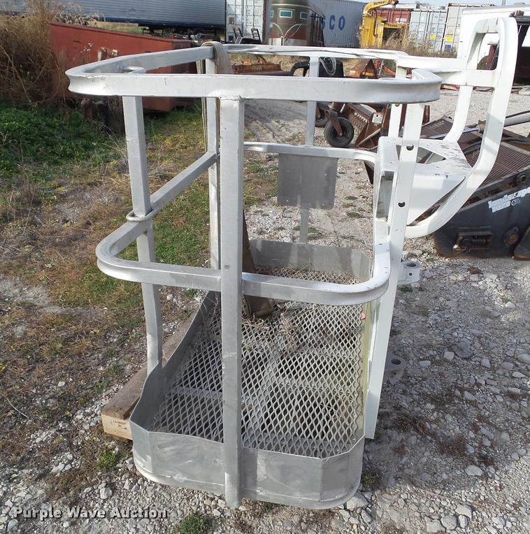 Aluminum man lift basket in Mount Pleasant, IA | Item BZ9942 sold ...
