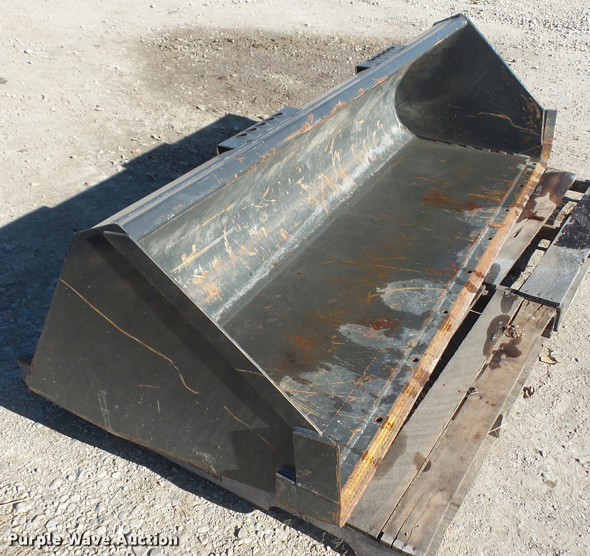 CNH skid steer bucket in Baldwin City, KS | Item DB2776 sold | Purple Wave