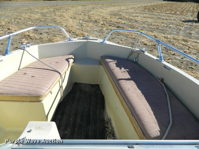 1977 Larson fiberglass V-bottom boat in Oakley, KS | Item J5050 sold ...