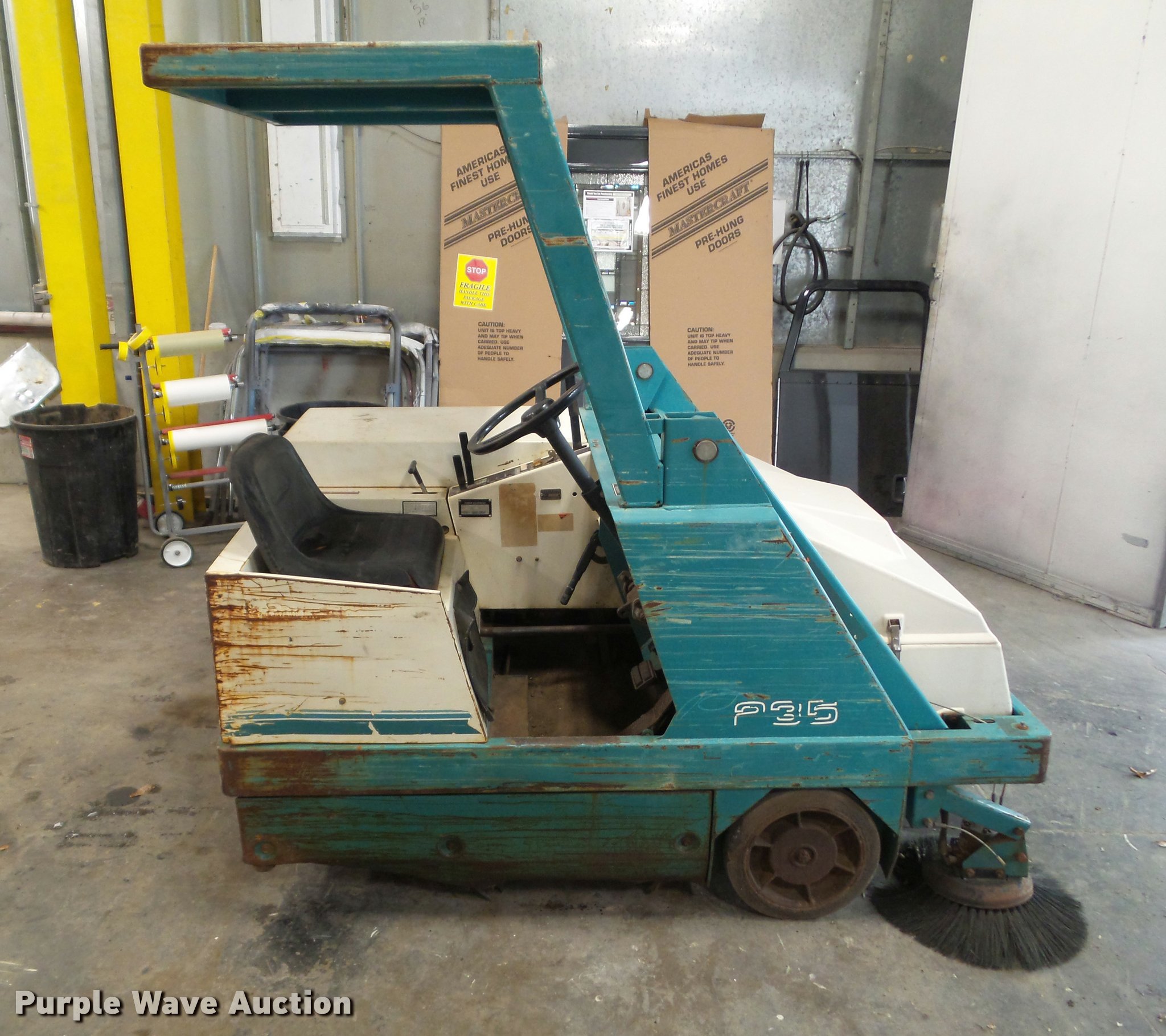 Tennant 235 sweeper in Centerville, IA | Item BZ9971 sold | Purple Wave