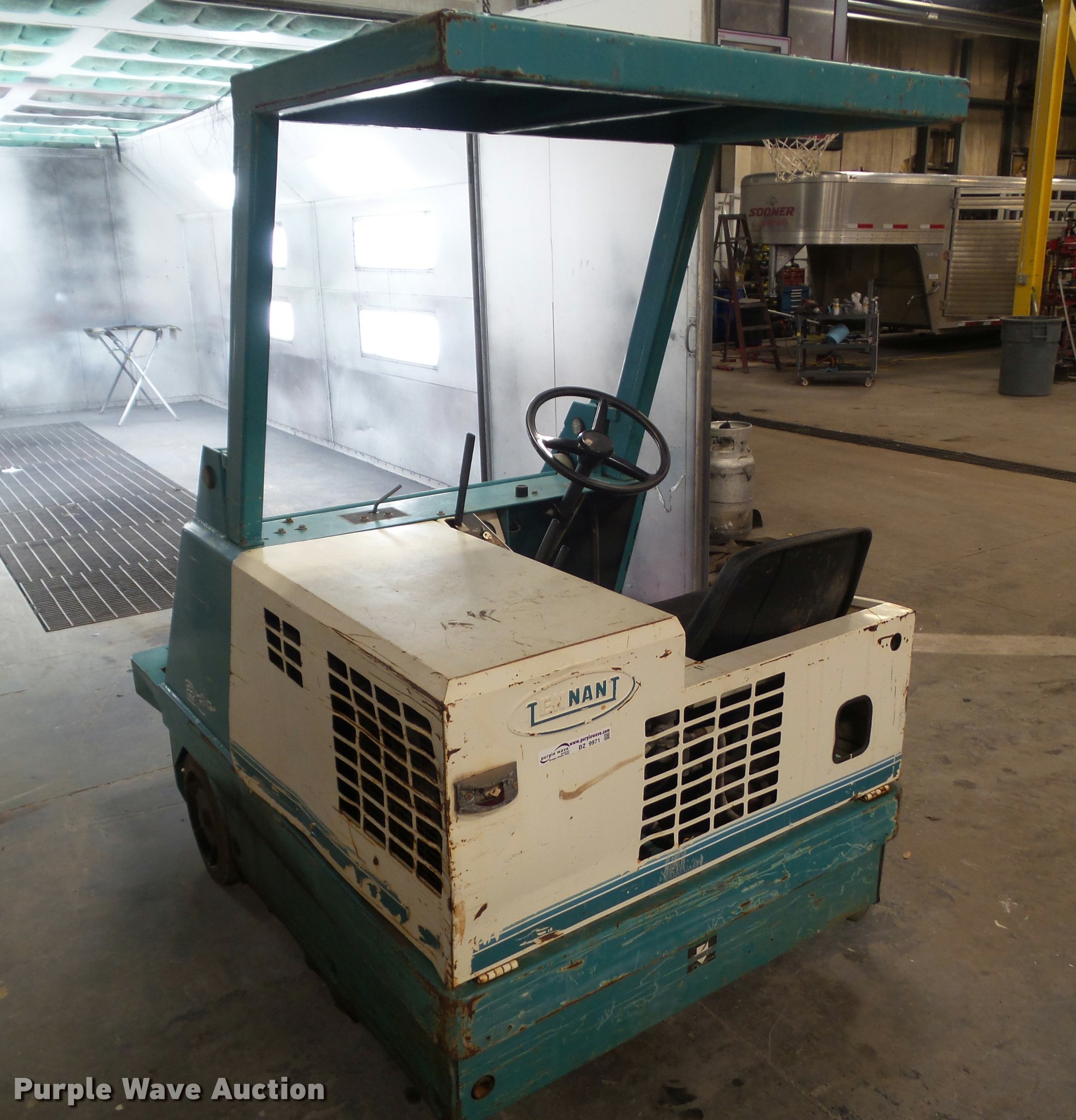 Tennant 235 sweeper in Centerville, IA | Item BZ9971 sold | Purple Wave