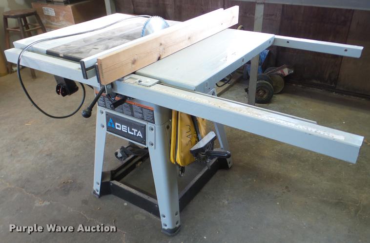 Delta 36-978 left tilt saw in Wichita, KS | Item DF9577 sold | Purple Wave