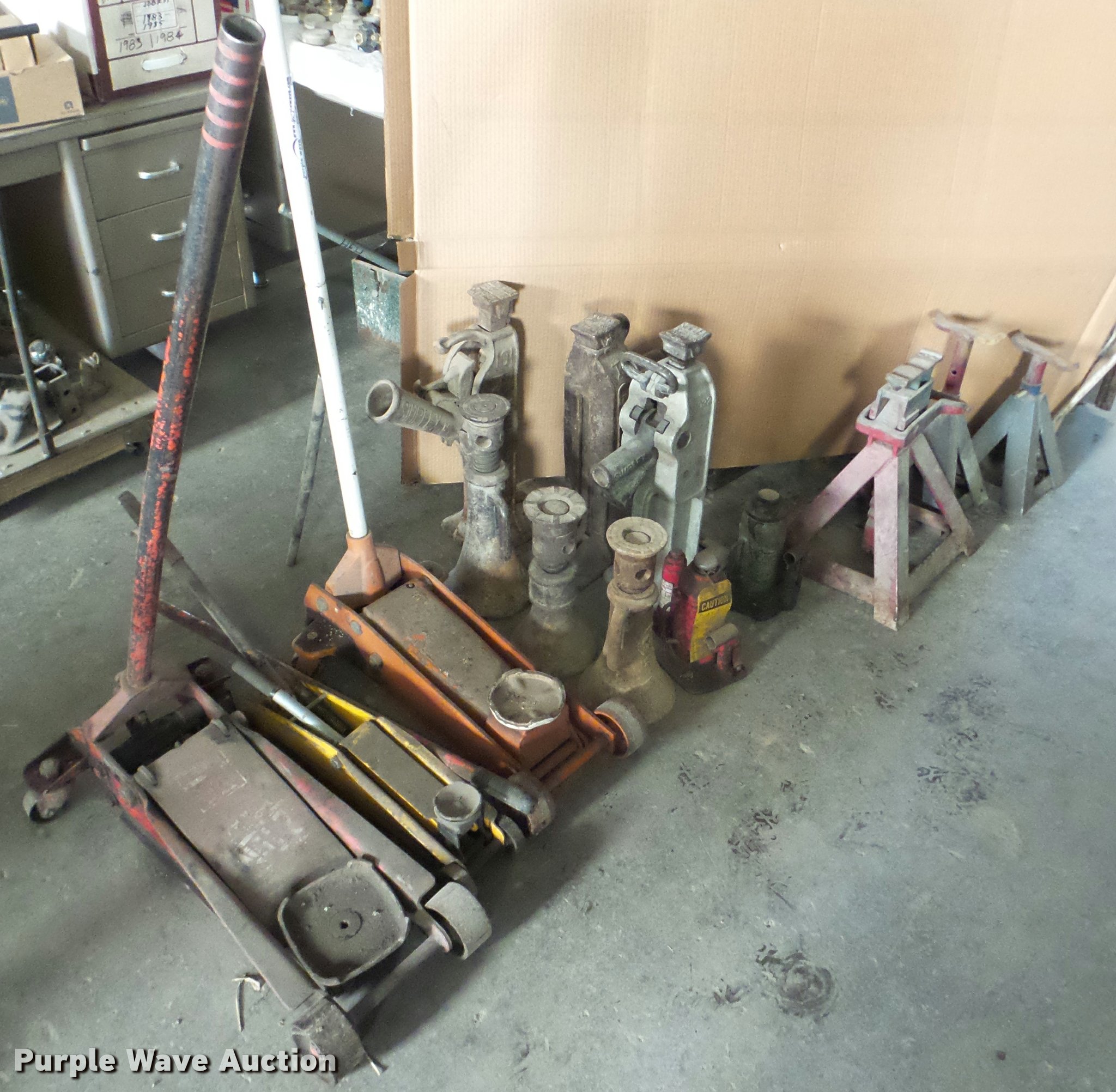 Jacks and jack stands in Wichita, KS | Item DF9543 sold | Purple Wave