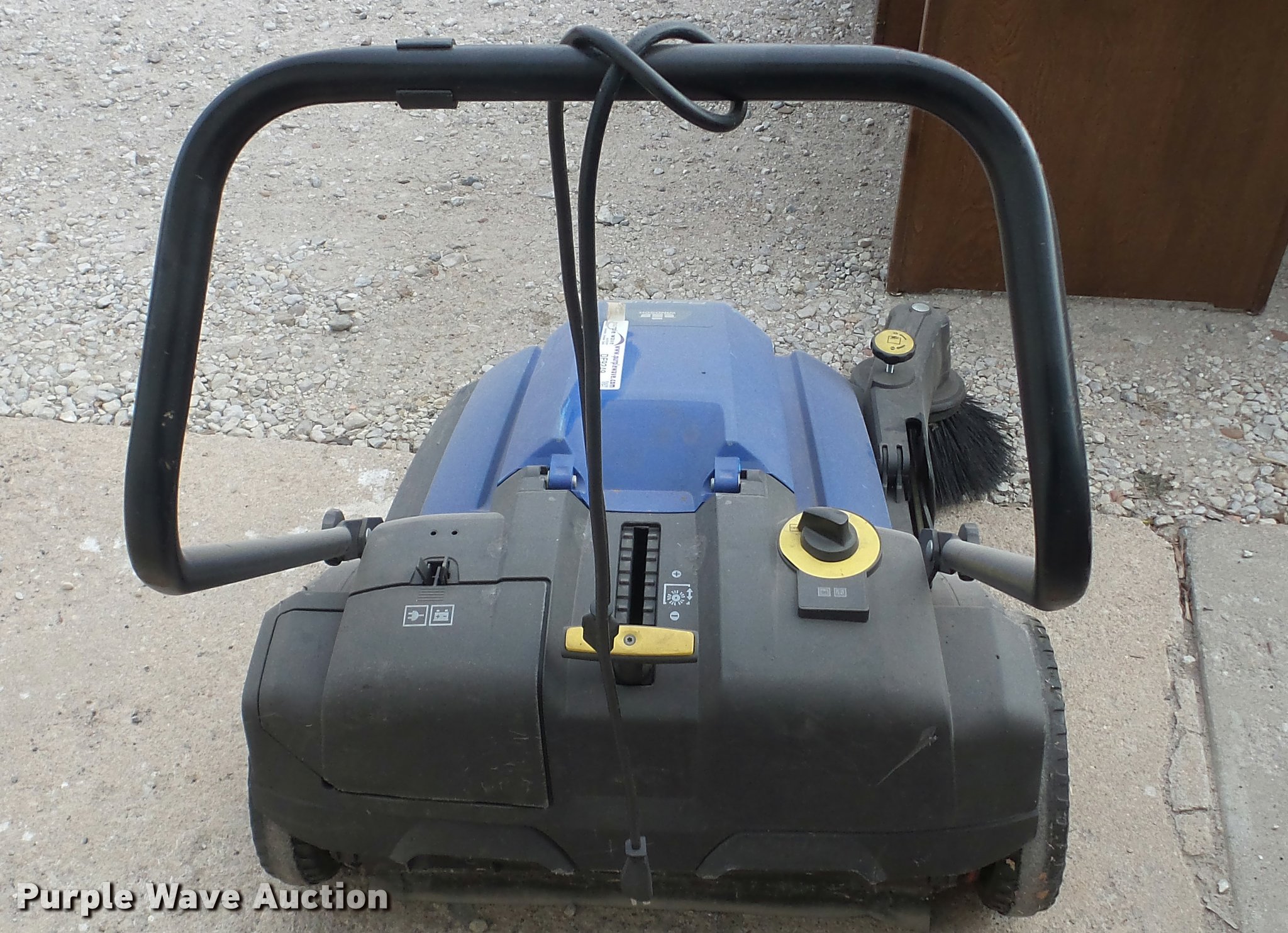 Windsor Radius 280 sweeper in Hutchinson, KS | Item DF9249 sold ...