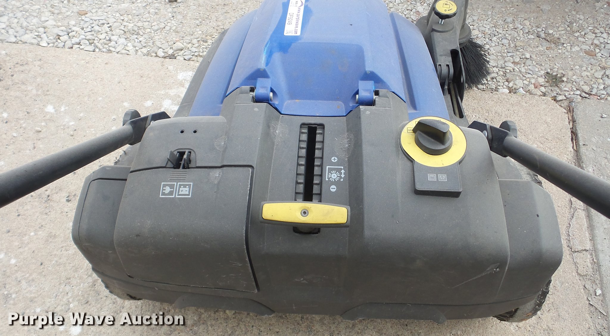 Windsor Radius 280 sweeper in Hutchinson, KS | Item DF9249 sold ...